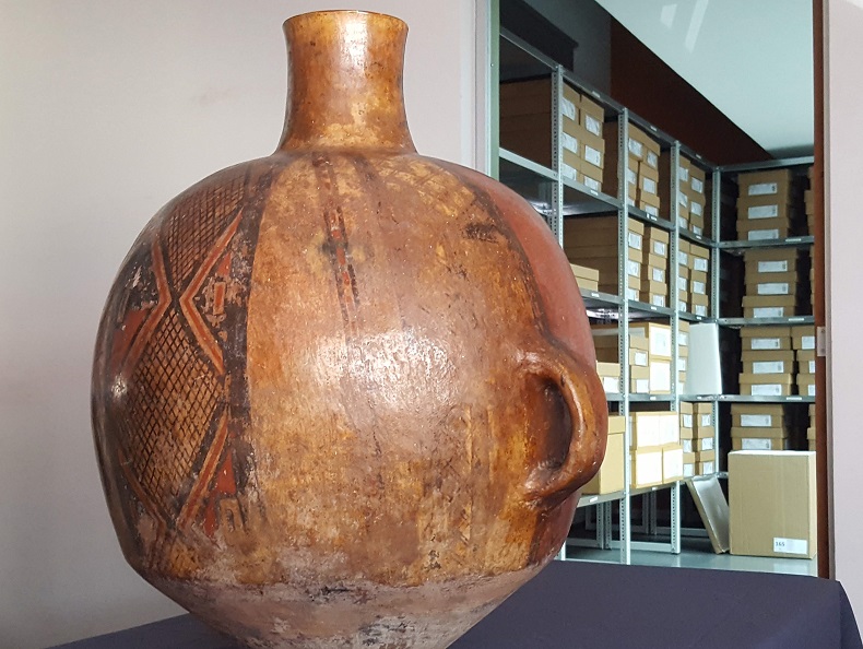 Pieza del Mes: Aríbalo Inca Local | Museo de Historia Natural de Valparaíso